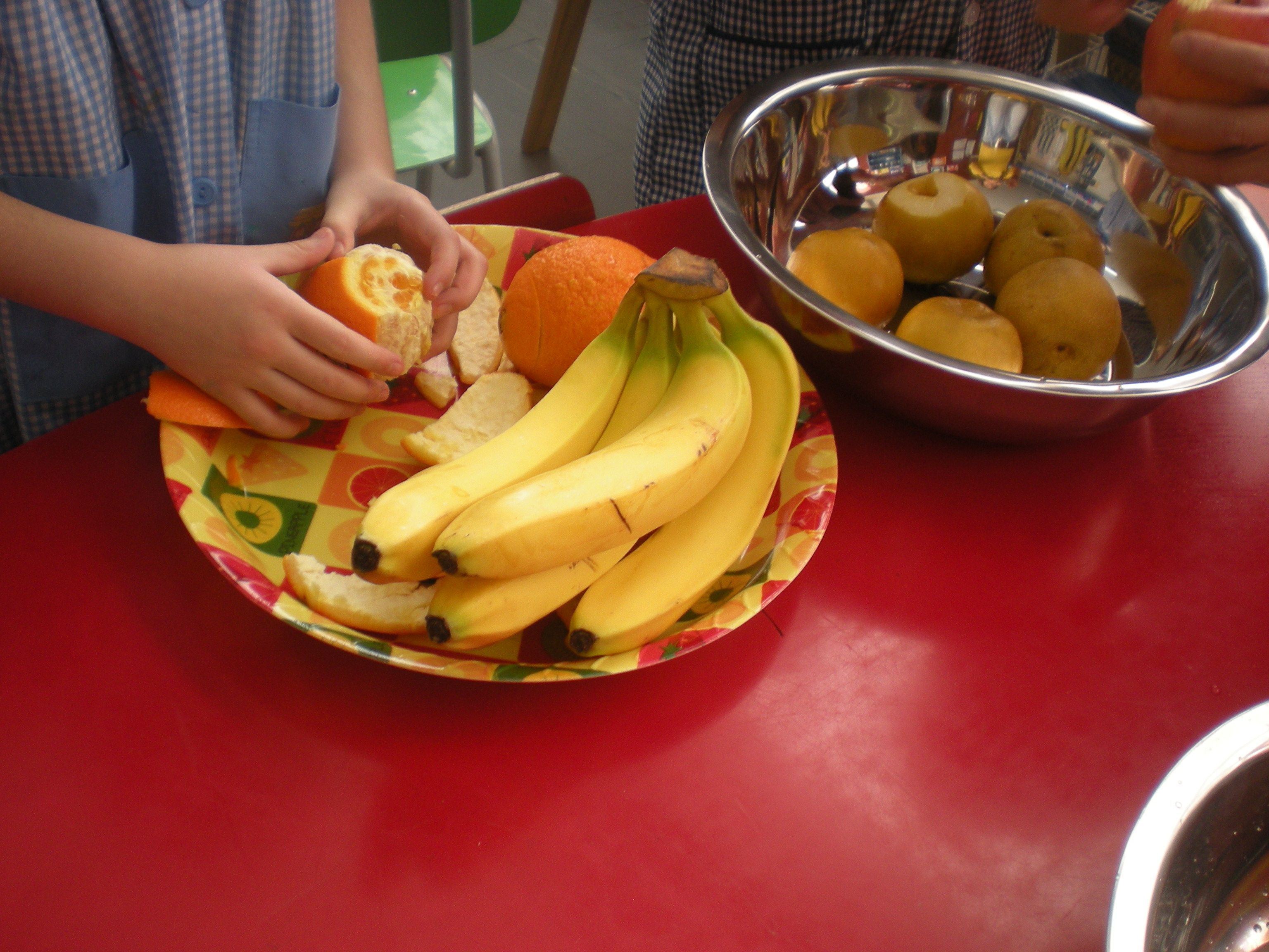 Nous préparons une salade de fruits